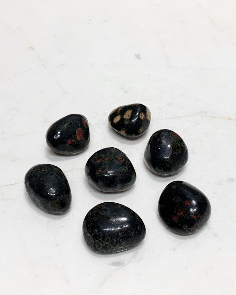 Pedra Obsidiana Pavão Rolada 11 a 13 gramas – Bortoluzzi Shop dos Cristais
