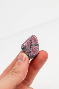 Pedra da Rodonita rolada 11 a 15 gramas – Bortoluzzi Shop dos Cristais